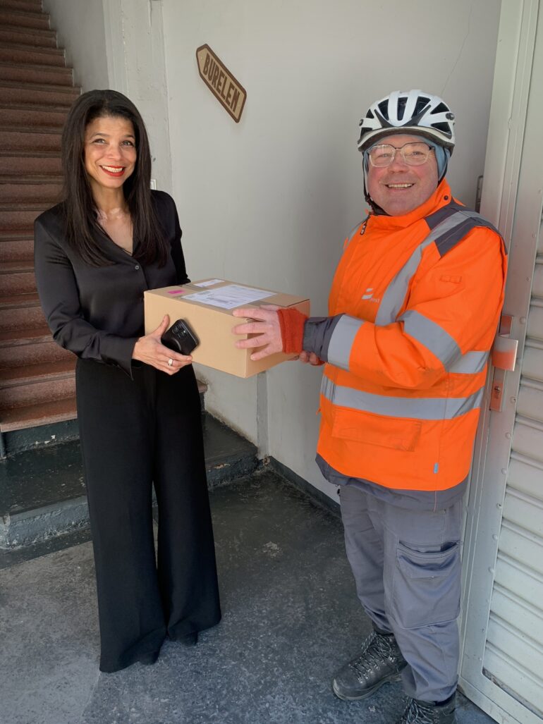 Postbode Koen, op ronde met een tas vol rozen en doornen – wijkkroniek.be