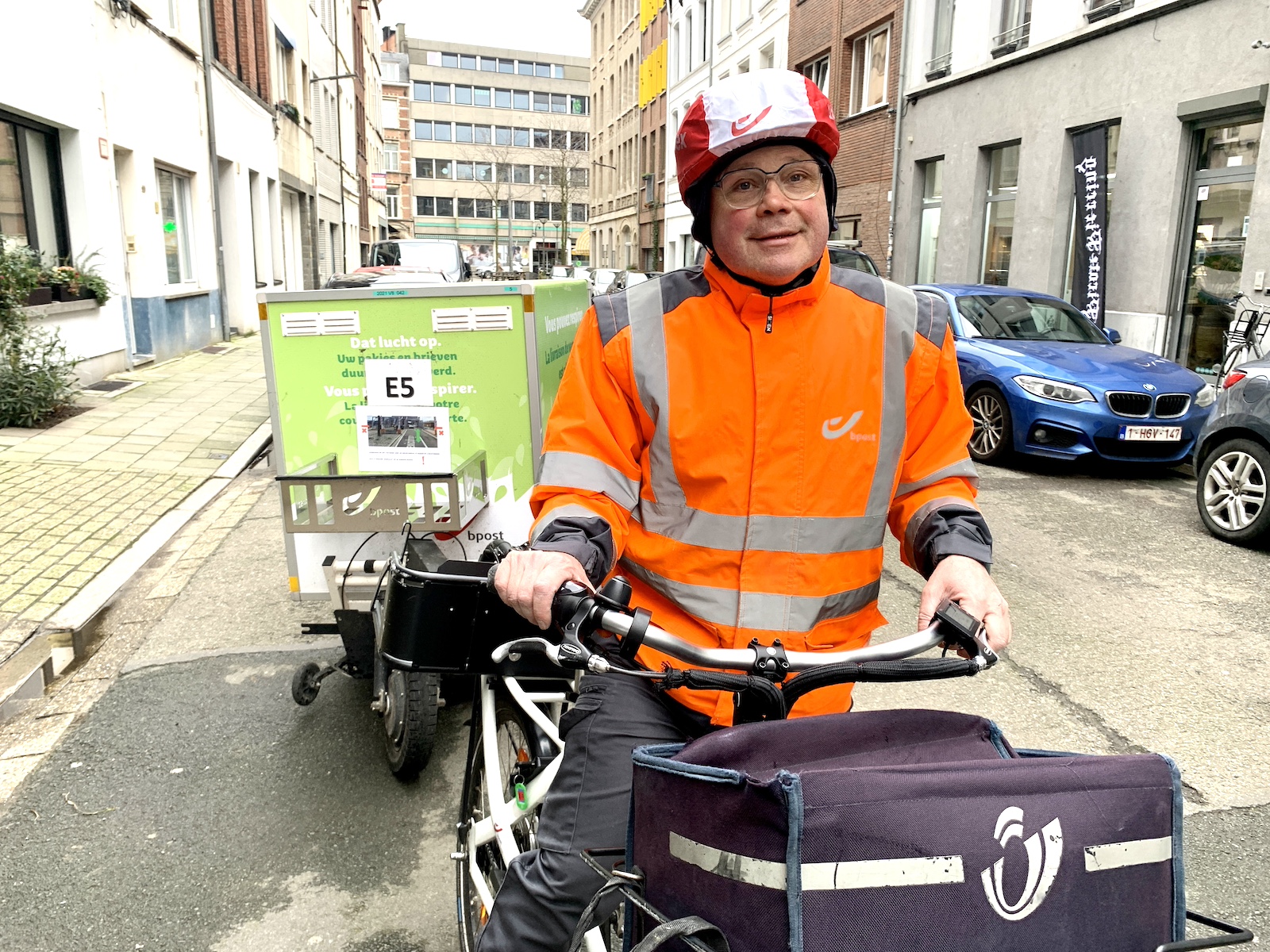 Postbode Koen, op ronde met een tas vol rozen en doornen – wijkkroniek.be