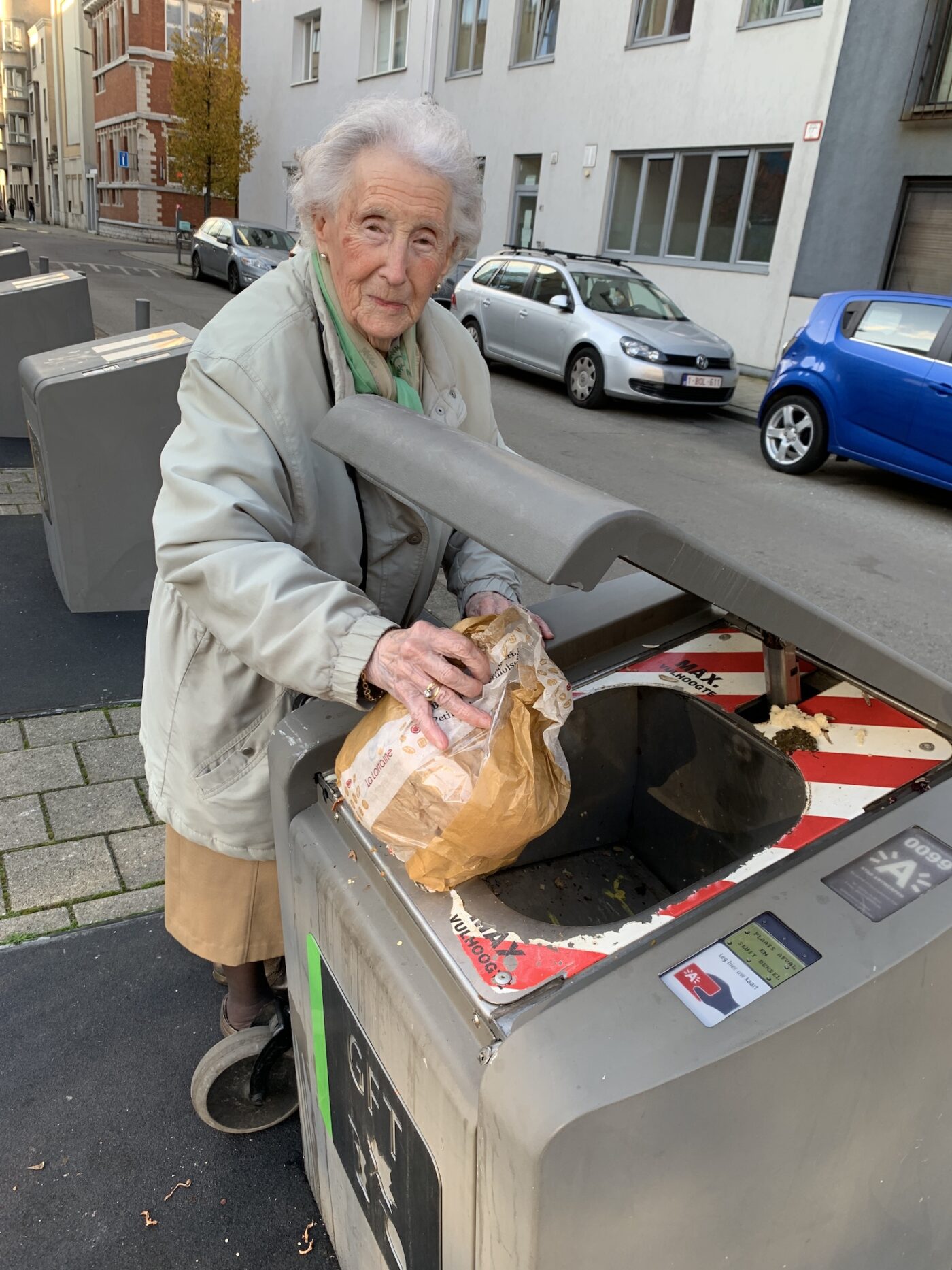Mariette (95) enthousiast over haar sorteerstraat – wijkkroniek.be